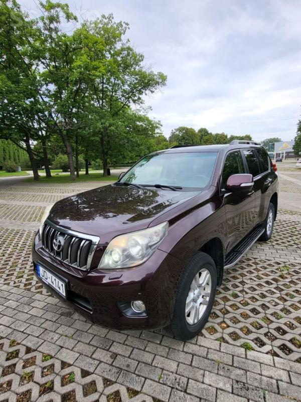 Sarkans Toyota Land Cruiser 2013 Ventspils, ar dzinēja tilpumu 3.00 L un nobraukumu 271 tūkst. km par 21500 €, foto 1 vietnē AUTOMOTO.COM.LV