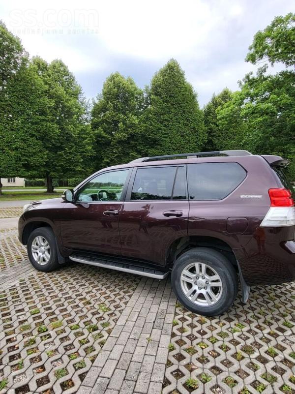 Sarkans Toyota Land Cruiser 2013 Ventspils, ar dzinēja tilpumu 3.00 L un nobraukumu 271 tūkst. km par 21500 €, foto 3 vietnē AUTOMOTO.COM.LV