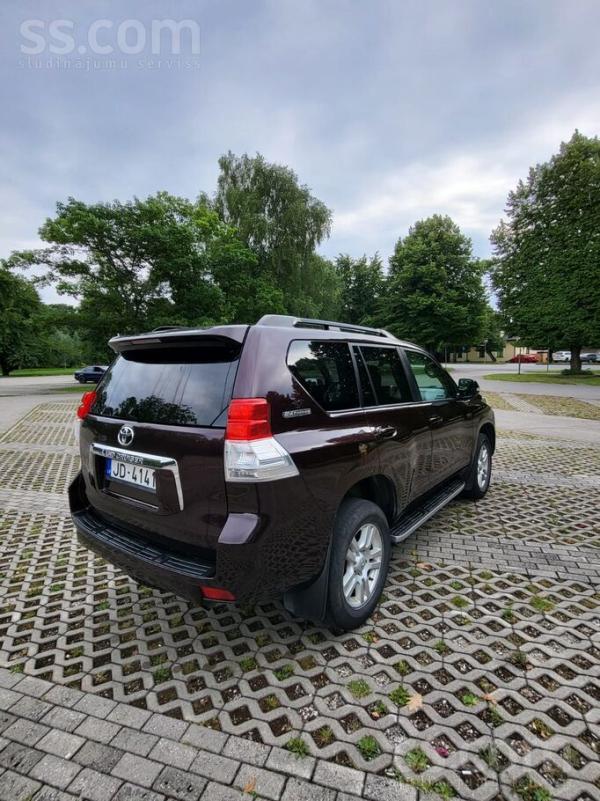 Sarkans Toyota Land Cruiser 2013 Ventspils, ar dzinēja tilpumu 3.00 L un nobraukumu 271 tūkst. km par 21500 €, foto 4 vietnē AUTOMOTO.COM.LV