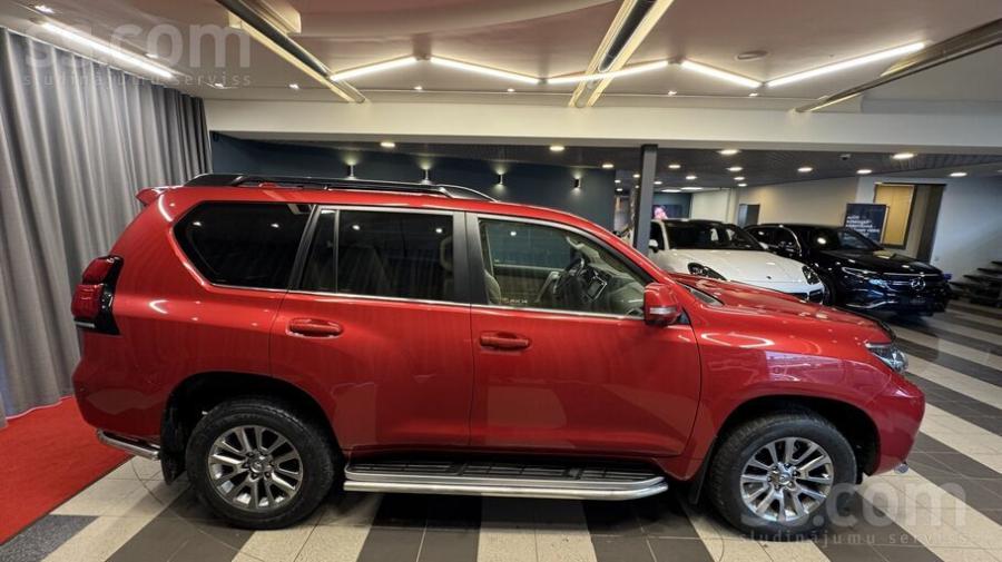 Sarkans Toyota Land Cruiser 2019 Rīga, ar dzinēja tilpumu 2.80 L un nobraukumu 116 tūkst. km par 43500 €, foto 5 vietnē AUTOMOTO.COM.LV