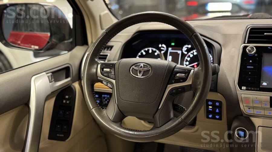Sarkans Toyota Land Cruiser 2019 Rīga, ar dzinēja tilpumu 2.80 L un nobraukumu 116 tūkst. km par 43500 €, foto 18 vietnē AUTOMOTO.COM.LV