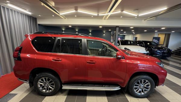 Sarkans Toyota Land Cruiser 2019 Rīga, ar dzinēja tilpumu 2.80 L un nobraukumu 116 tūkst. km par 41990 €, foto 3 vietnē AUTOMOTO.COM.LV