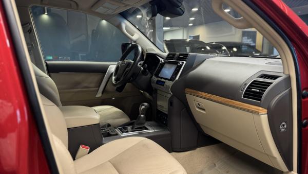 Sarkans Toyota Land Cruiser 2019 Rīga, ar dzinēja tilpumu 2.80 L un nobraukumu 116 tūkst. km par 41990 €, foto 9 vietnē AUTOMOTO.COM.LV