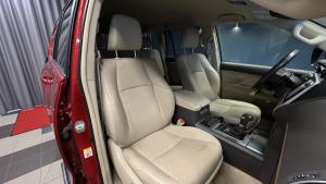 Sarkans Toyota Land Cruiser 2019 Rīga, ar dzinēja tilpumu 2.80 L un nobraukumu 116 tūkst. km par 41990 €, foto 11 vietnē AUTOMOTO.COM.LV