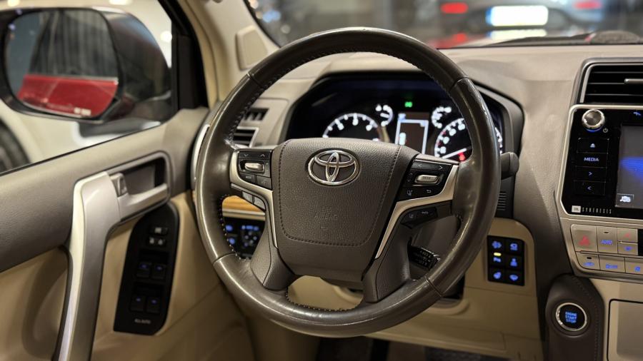 Sarkans Toyota Land Cruiser 2019 Rīga, ar dzinēja tilpumu 2.80 L un nobraukumu 116 tūkst. km par 41990 €, foto 17 vietnē AUTOMOTO.COM.LV