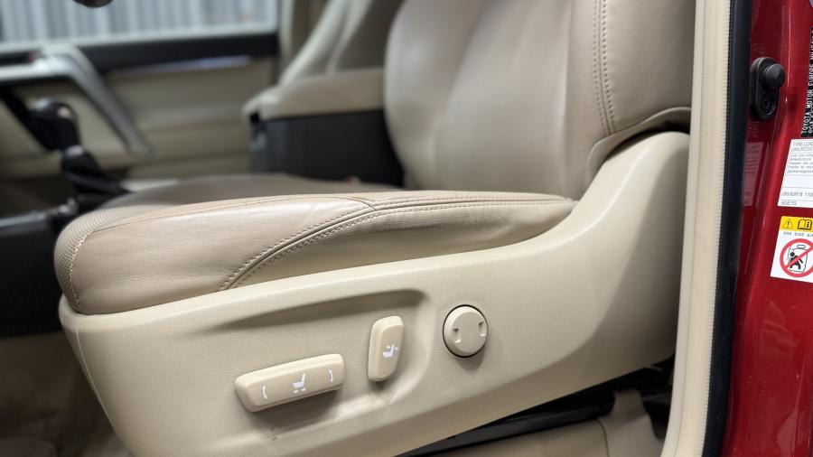 Sarkans Toyota Land Cruiser 2019 Rīga, ar dzinēja tilpumu 2.80 L un nobraukumu 116 tūkst. km par 41990 €, foto 18 vietnē AUTOMOTO.COM.LV