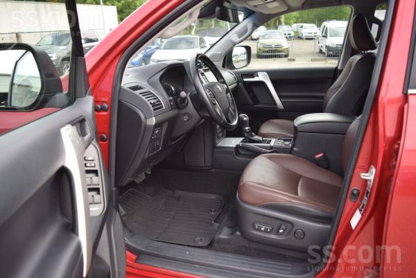 Sarkans Toyota Land Cruiser 2020 Rīga, ar dzinēja tilpumu 3.00 L un nobraukumu 128 tūkst. km par 43700 €, foto 3 vietnē AUTOMOTO.COM.LV