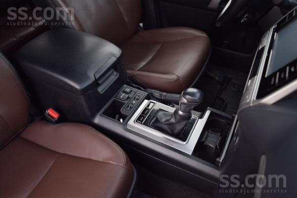 Sarkans Toyota Land Cruiser 2020 Rīga, ar dzinēja tilpumu 3.00 L un nobraukumu 128 tūkst. km par 43700 €, foto 5 vietnē AUTOMOTO.COM.LV