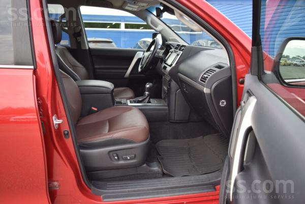 Sarkans Toyota Land Cruiser 2020 Rīga, ar dzinēja tilpumu 3.00 L un nobraukumu 128 tūkst. km par 43700 €, foto 10 vietnē AUTOMOTO.COM.LV