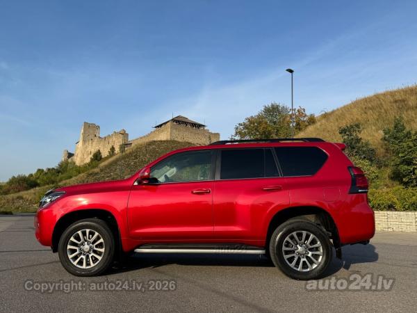 Sarkans Toyota Land Cruiser 2021 Rakvere, ar dzinēja tilpumu 2.80 L un nobraukumu 135 tūkst. km par 47000 €, foto  vietnē AUTOMOTO.COM.LV