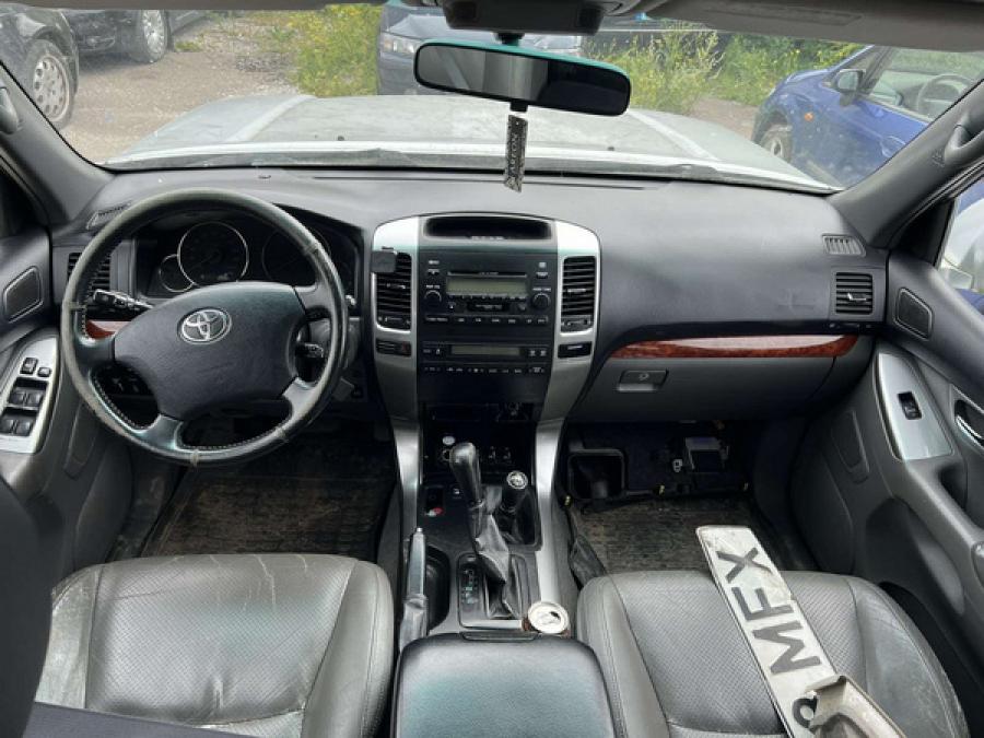 Toyota Land Cruiser 2006 in Narva, with an engine capacity of 3.00 L and mileage of 194 thousand km for 3999 €, photo 8 on AUTOMOTO.COM.LV