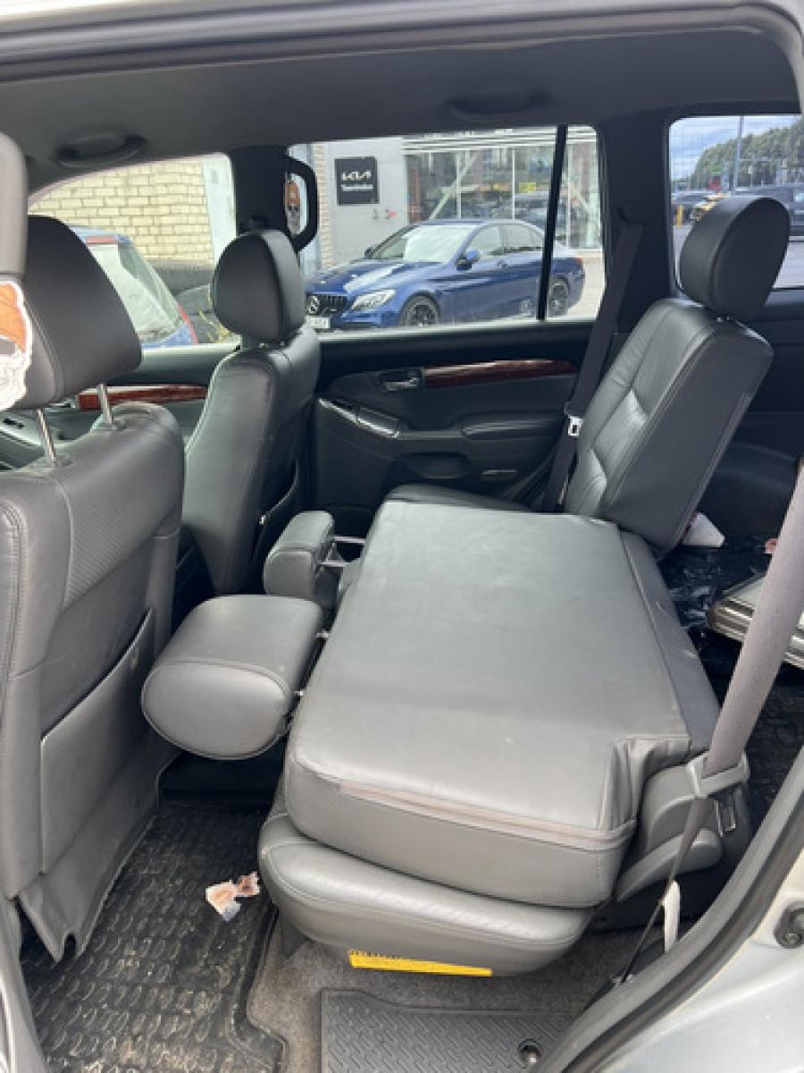 Toyota Land Cruiser 2006 in Narva, with an engine capacity of 3.00 L and mileage of 194 thousand km for 3999 €, photo 10 on AUTOMOTO.COM.LV