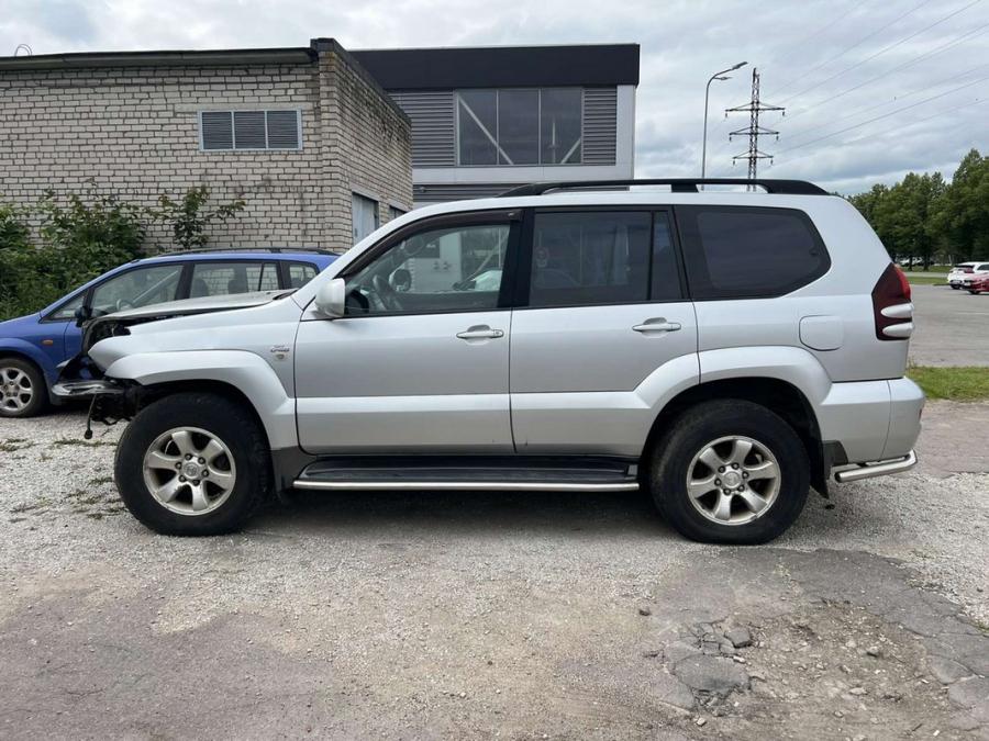 Toyota Land Cruiser 2006 in Narva, with an engine capacity of 3.00 L and mileage of 194 thousand km for 3999 €, photo 14 on AUTOMOTO.COM.LV