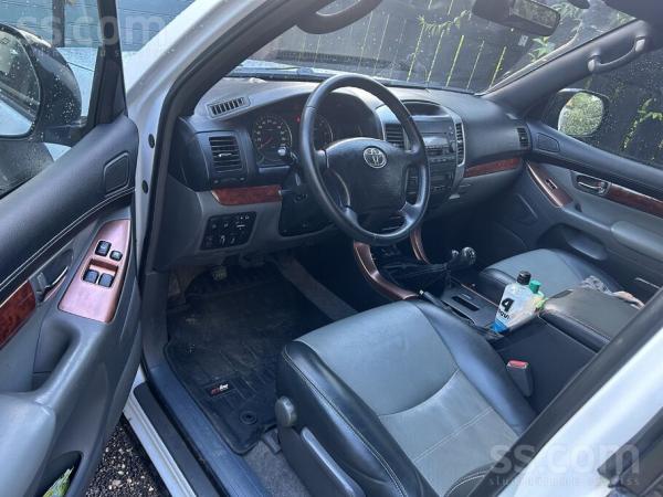 White Toyota Land Cruiser 2003 in Valmiera, with an engine capacity of 3.00 L and mileage of 260 thousand km for 15100 €, photo 5 on AUTOMOTO.COM.LV