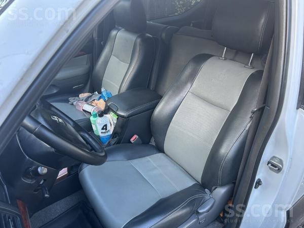 White Toyota Land Cruiser 2003 in Valmiera, with an engine capacity of 3.00 L and mileage of 260 thousand km for 15100 €, photo 7 on AUTOMOTO.COM.LV