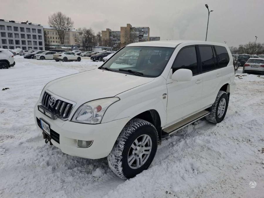 White Toyota Land Cruiser 2009 in Vilnius, with an engine capacity of 2.98 L and mileage of 300 thousand km for 9400 €, photo 1 on AUTOMOTO.COM.LV