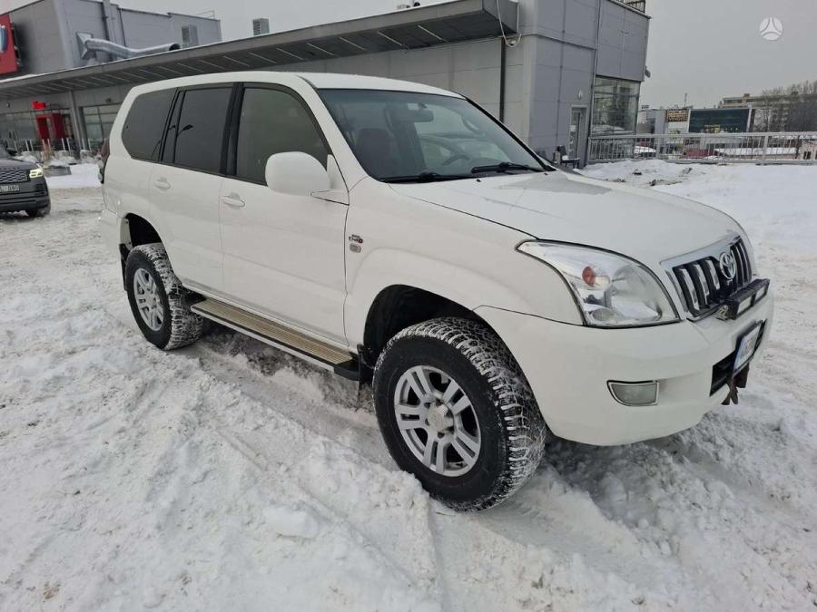 White Toyota Land Cruiser 2009 in Vilnius, with an engine capacity of 2.98 L and mileage of 300 thousand km for 9400 €, photo 3 on AUTOMOTO.COM.LV