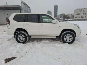 White Toyota Land Cruiser 2009 in Vilnius, with an engine capacity of 2.98 L and mileage of 300 thousand km for 9400 €, photo 4 on AUTOMOTO.COM.LV