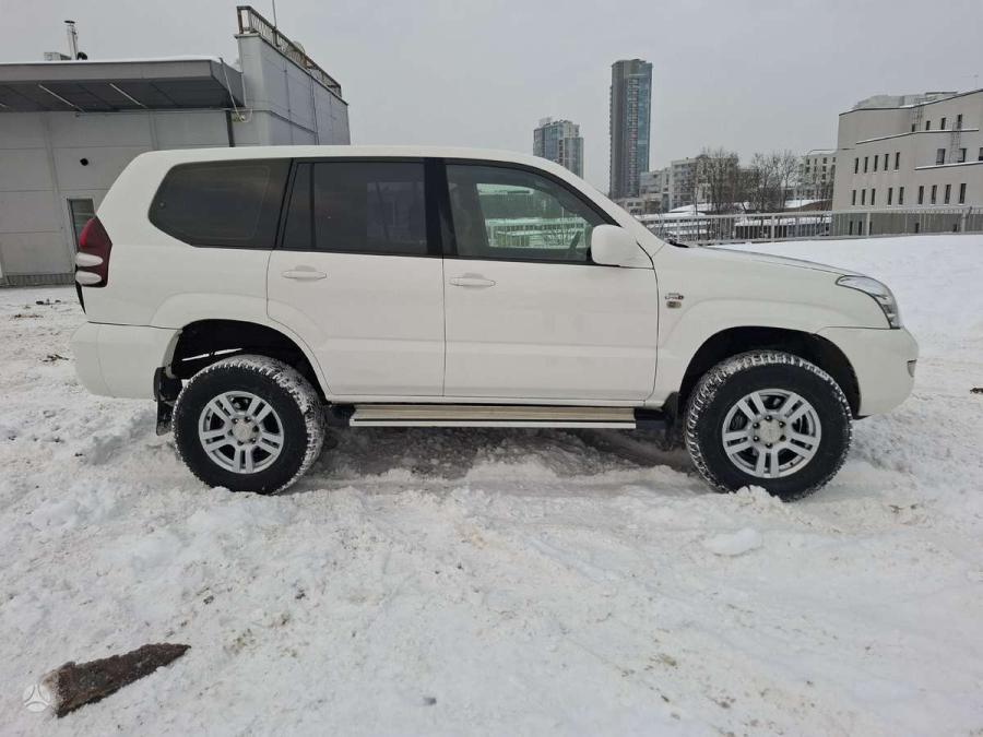 White Toyota Land Cruiser 2009 in Vilnius, with an engine capacity of 2.98 L and mileage of 300 thousand km for 9400 €, photo 4 on AUTOMOTO.COM.LV