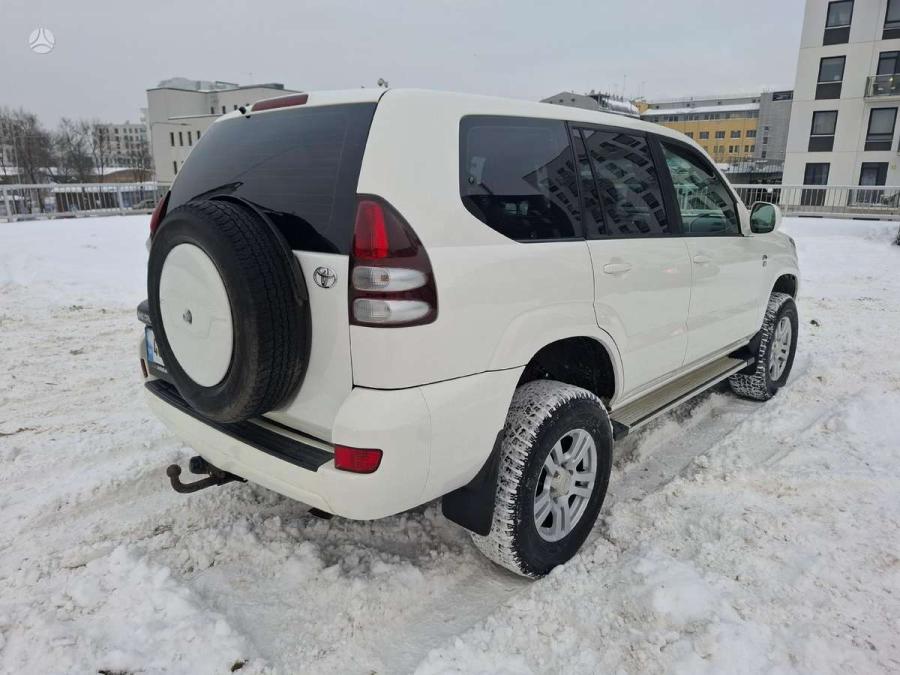 White Toyota Land Cruiser 2009 in Vilnius, with an engine capacity of 2.98 L and mileage of 300 thousand km for 9400 €, photo 5 on AUTOMOTO.COM.LV