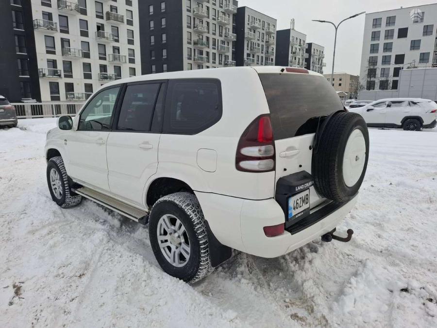 White Toyota Land Cruiser 2009 in Vilnius, with an engine capacity of 2.98 L and mileage of 300 thousand km for 9400 €, photo 7 on AUTOMOTO.COM.LV