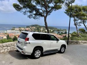 White Toyota Land Cruiser 2010 in Panevezys, with an engine capacity of 2.98 L and mileage of 305 thousand km for 17500 €, photo  on AUTOMOTO.COM.LV