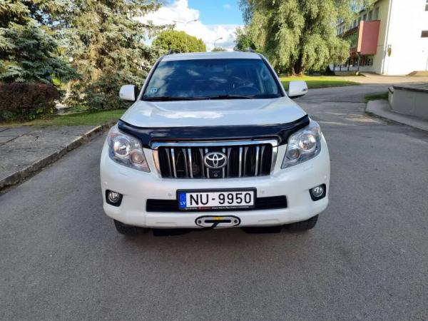 White Toyota Land Cruiser 2010 in Jekabpils, with an engine capacity of 3.00 L and mileage of 393 thousand km for 18900 €, photo 2 on AUTOMOTO.COM.LV