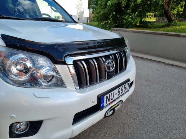 White Toyota Land Cruiser 2010 in Jekabpils, with an engine capacity of 3.00 L and mileage of 393 thousand km for 18900 €, photo 3 on AUTOMOTO.COM.LV