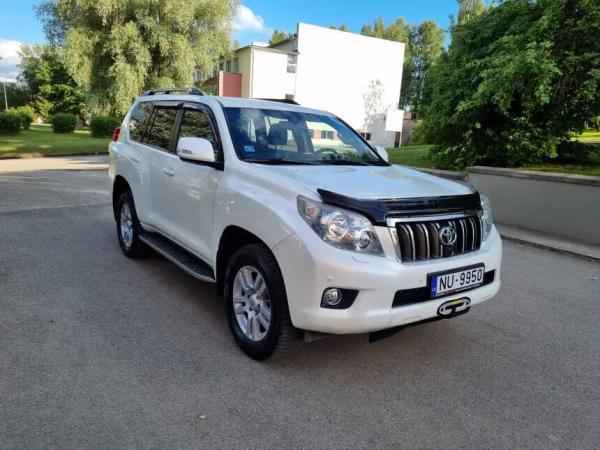 White Toyota Land Cruiser 2010 in Jekabpils, with an engine capacity of 3.00 L and mileage of 393 thousand km for 18900 €, photo 4 on AUTOMOTO.COM.LV