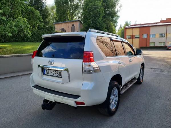 White Toyota Land Cruiser 2010 in Jekabpils, with an engine capacity of 3.00 L and mileage of 393 thousand km for 18900 €, photo 7 on AUTOMOTO.COM.LV