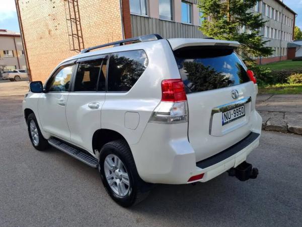 White Toyota Land Cruiser 2010 in Jekabpils, with an engine capacity of 3.00 L and mileage of 393 thousand km for 18900 €, photo 9 on AUTOMOTO.COM.LV