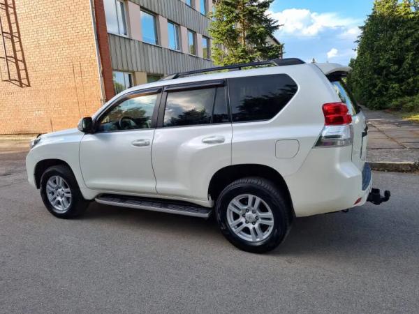 White Toyota Land Cruiser 2010 in Jekabpils, with an engine capacity of 3.00 L and mileage of 393 thousand km for 18900 €, photo 10 on AUTOMOTO.COM.LV