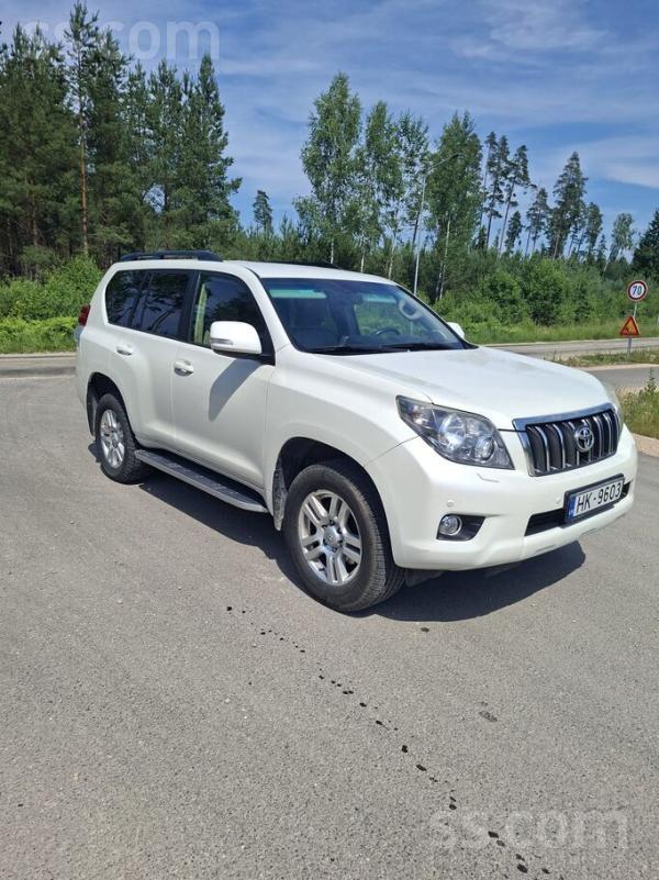 White Toyota Land Cruiser 2010 in Riga, with an engine capacity of 3.00 L and mileage of 390 thousand km for 15000 €, photo 1 on AUTOMOTO.COM.LV
