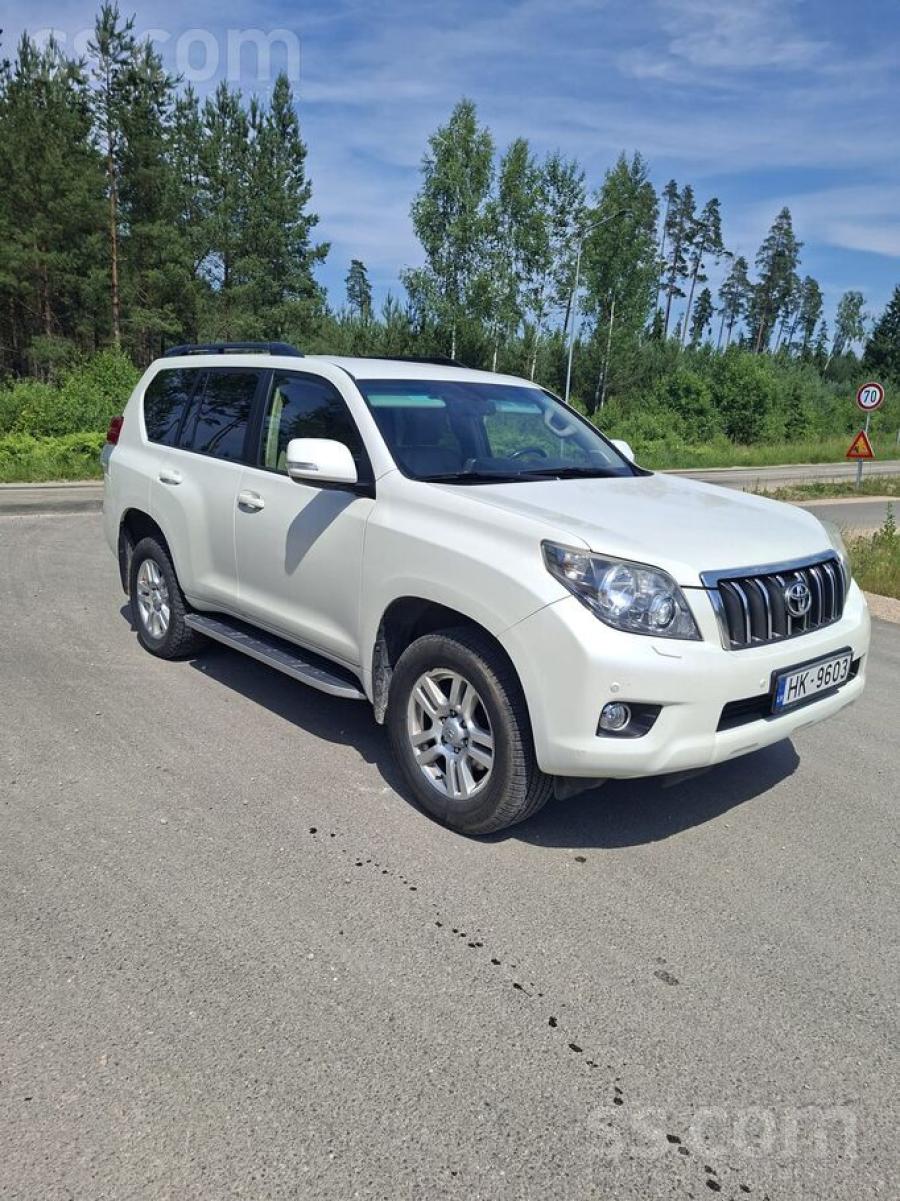 Balts Toyota Land Cruiser 2010 Rīga, ar dzinēja tilpumu 3.00 L un nobraukumu 390 tūkst. km par 15000 €, foto 1 vietnē AUTOMOTO.COM.LV
