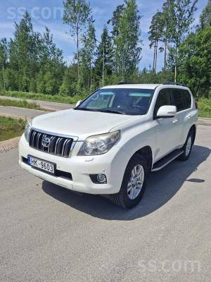 Balts Toyota Land Cruiser 2010 Rīga, ar dzinēja tilpumu 3.00 L un nobraukumu 390 tūkst. km par 15000 €, foto 3 vietnē AUTOMOTO.COM.LV