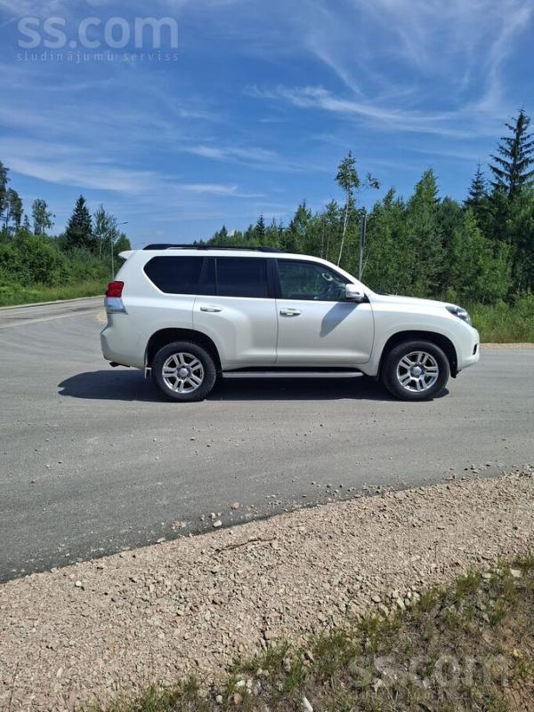 White Toyota Land Cruiser 2010 in Riga, with an engine capacity of 3.00 L and mileage of 390 thousand km for 15000 €, photo 4 on AUTOMOTO.COM.LV
