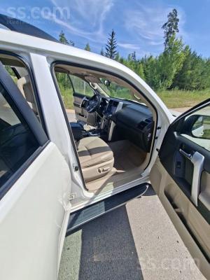 Balts Toyota Land Cruiser 2010 Rīga, ar dzinēja tilpumu 3.00 L un nobraukumu 390 tūkst. km par 15000 €, foto 9 vietnē AUTOMOTO.COM.LV