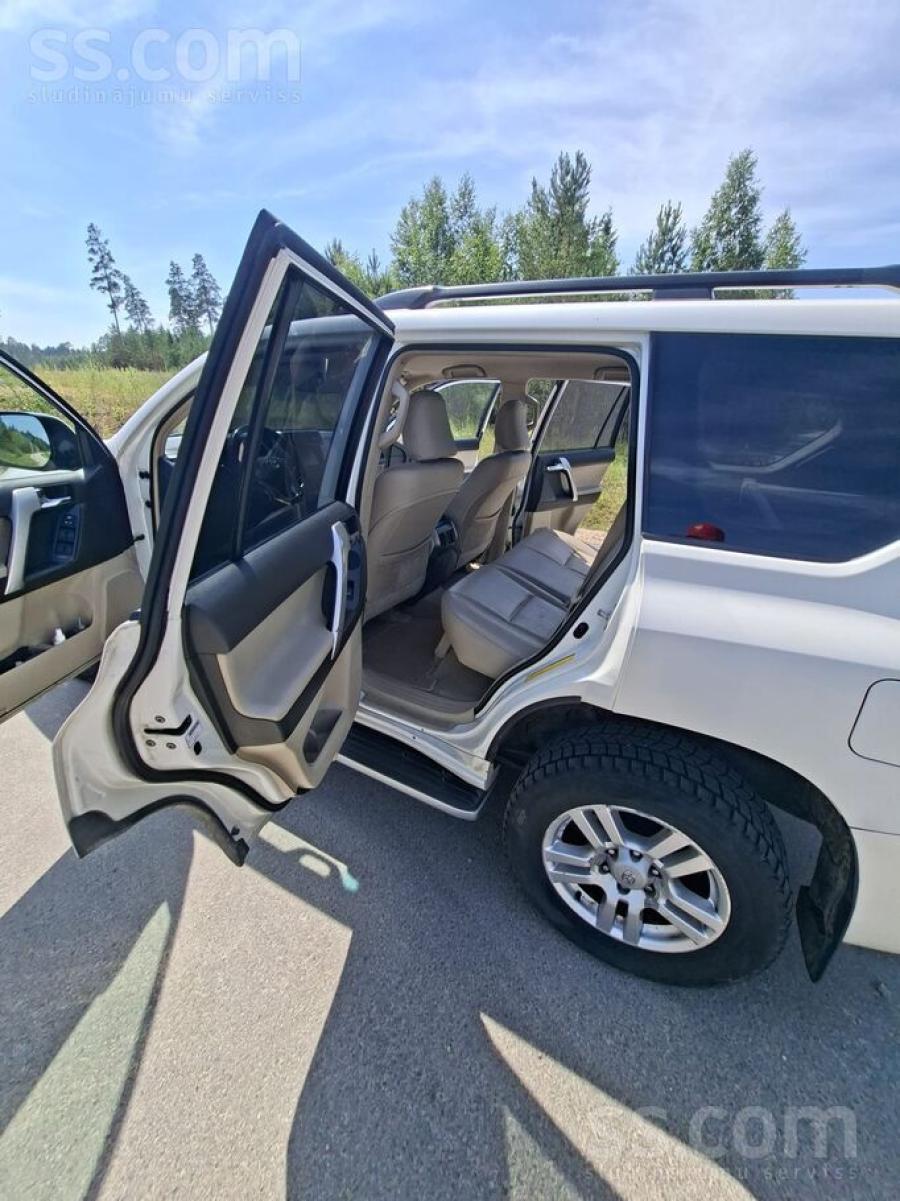 Balts Toyota Land Cruiser 2010 Rīga, ar dzinēja tilpumu 3.00 L un nobraukumu 390 tūkst. km par 15000 €, foto 14 vietnē AUTOMOTO.COM.LV