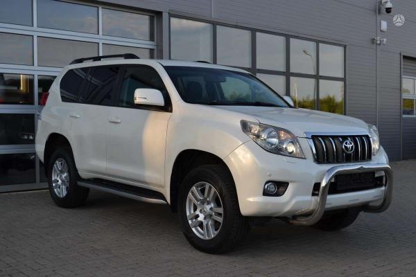 White Toyota Land Cruiser 2010 in Vilnius, with an engine capacity of 2.98 L and mileage of 258 thousand km for 21000 €, photo 4 on AUTOMOTO.COM.LV