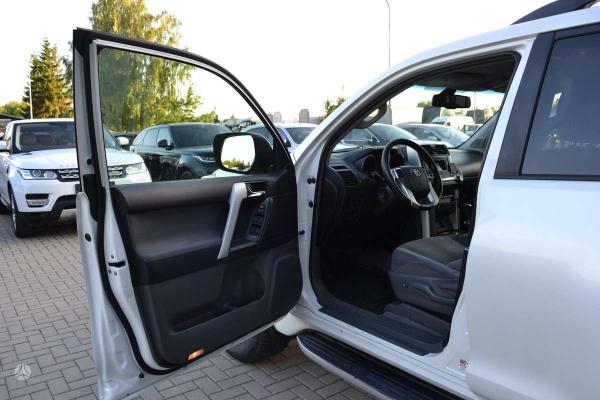 White Toyota Land Cruiser 2010 in Vilnius, with an engine capacity of 2.98 L and mileage of 258 thousand km for 21000 €, photo 8 on AUTOMOTO.COM.LV
