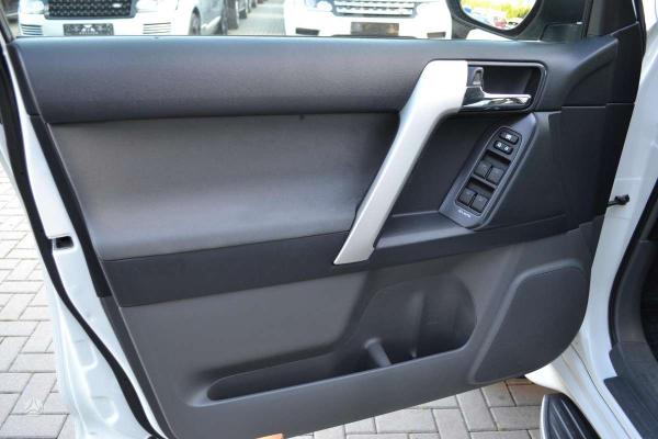 White Toyota Land Cruiser 2010 in Vilnius, with an engine capacity of 2.98 L and mileage of 258 thousand km for 21000 €, photo 9 on AUTOMOTO.COM.LV