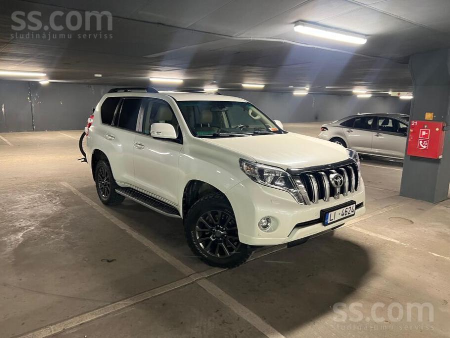 White Toyota Land Cruiser 2010 in Riga, with an engine capacity of 3.00 L and mileage of 308 thousand km for 19999 €, photo 1 on AUTOMOTO.COM.LV