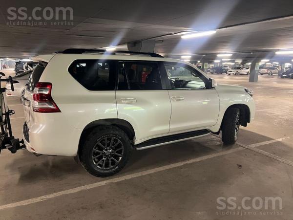 White Toyota Land Cruiser 2010 in Riga, with an engine capacity of 3.00 L and mileage of 308 thousand km for 19999 €, photo 2 on AUTOMOTO.COM.LV