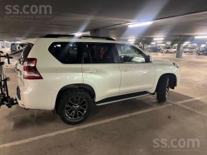 White Toyota Land Cruiser 2010 in Riga, with an engine capacity of 3.00 L and mileage of 308 thousand km for 19999 €, photo 3 on AUTOMOTO.COM.LV