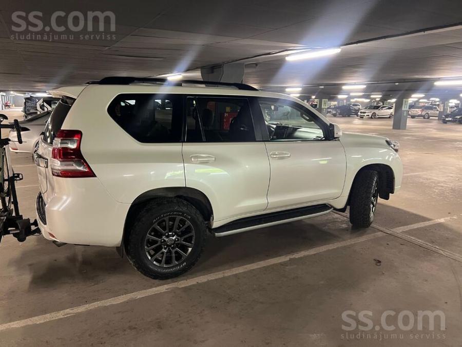 White Toyota Land Cruiser 2010 in Riga, with an engine capacity of 3.00 L and mileage of 308 thousand km for 19999 €, photo 3 on AUTOMOTO.COM.LV