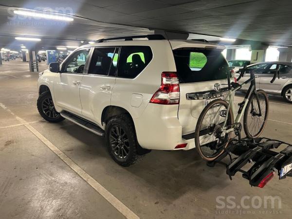 White Toyota Land Cruiser 2010 in Riga, with an engine capacity of 3.00 L and mileage of 308 thousand km for 19999 €, photo 3 on AUTOMOTO.COM.LV