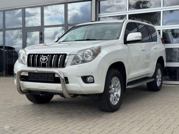 White Toyota Land Cruiser 2010 in Vilnius, with an engine capacity of 2.98 L and mileage of 259 thousand km for 21000 €, photo 3 on AUTOMOTO.COM.LV