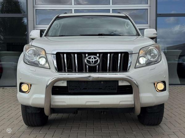 White Toyota Land Cruiser 2010 in Vilnius, with an engine capacity of 2.98 L and mileage of 259 thousand km for 21000 €, photo 5 on AUTOMOTO.COM.LV