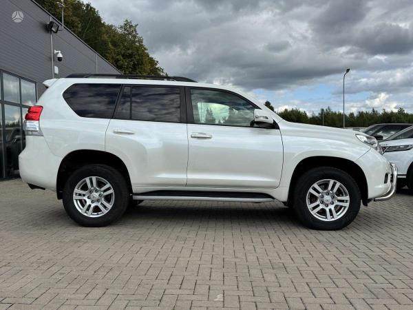 White Toyota Land Cruiser 2010 in Vilnius, with an engine capacity of 2.98 L and mileage of 259 thousand km for 21000 €, photo 9 on AUTOMOTO.COM.LV