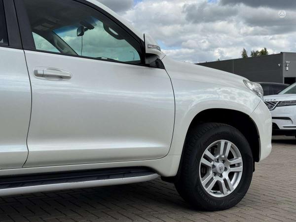 White Toyota Land Cruiser 2010 in Vilnius, with an engine capacity of 2.98 L and mileage of 259 thousand km for 21000 €, photo 10 on AUTOMOTO.COM.LV